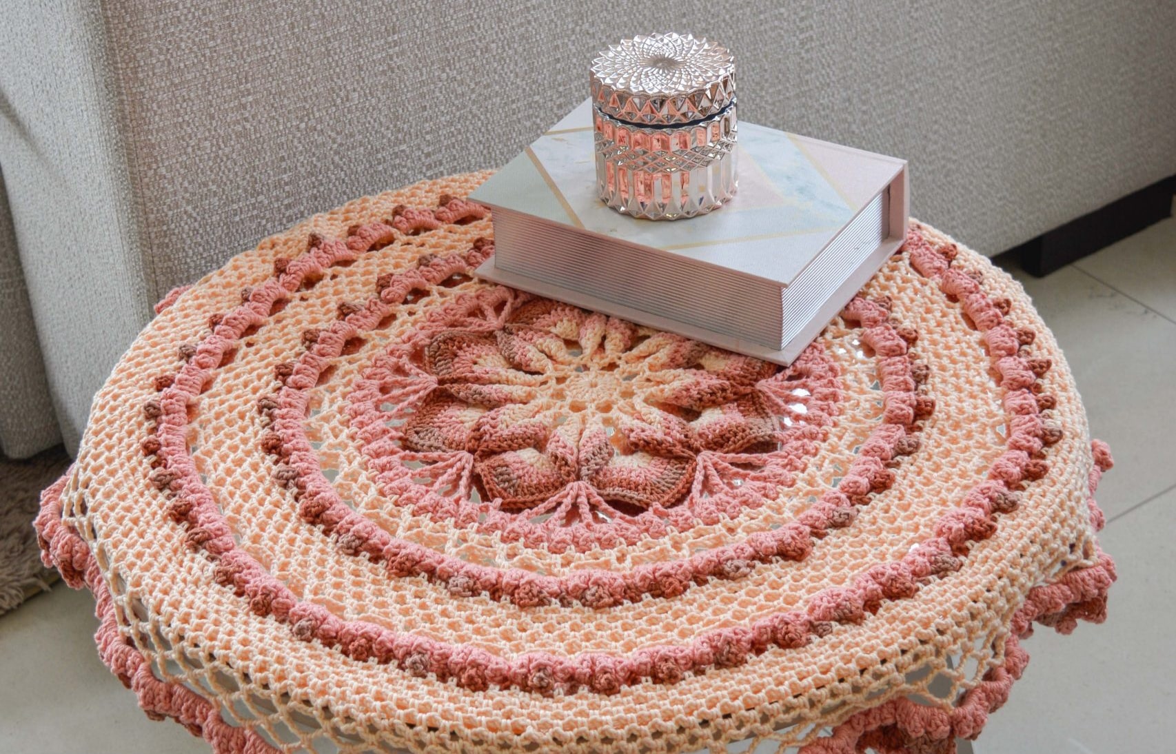 Toalha de crochê redonda Alperce com passo a passo