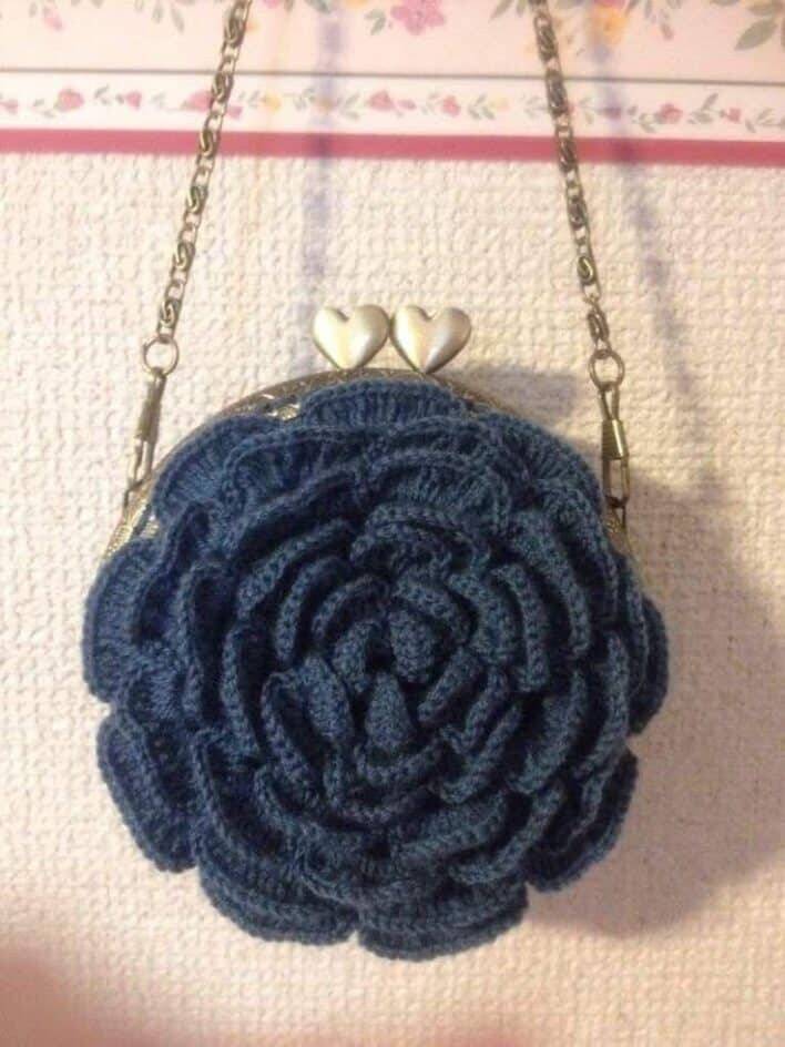 Flores em Fios: A Beleza Encantadora da Bolsa Flor de Crochê