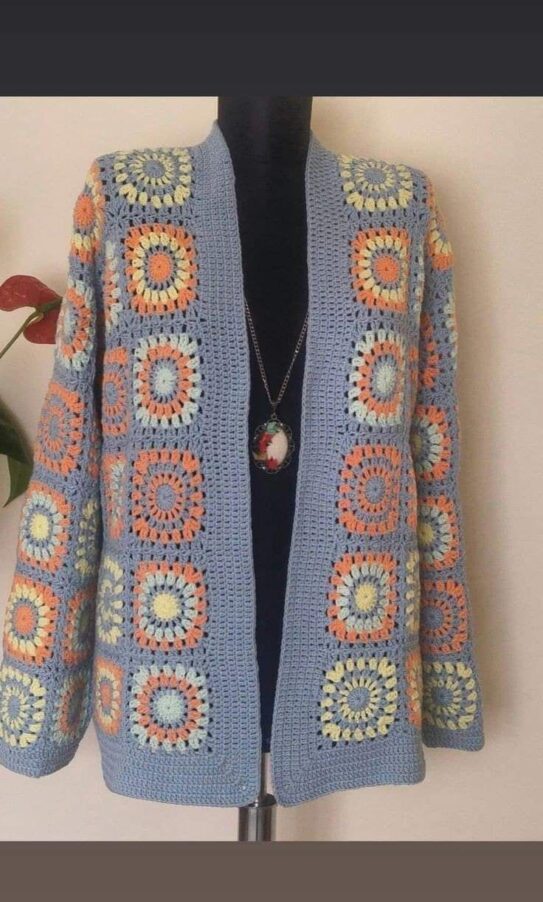 Casacos em Squares de Crochê: Estilo e Aconchego
