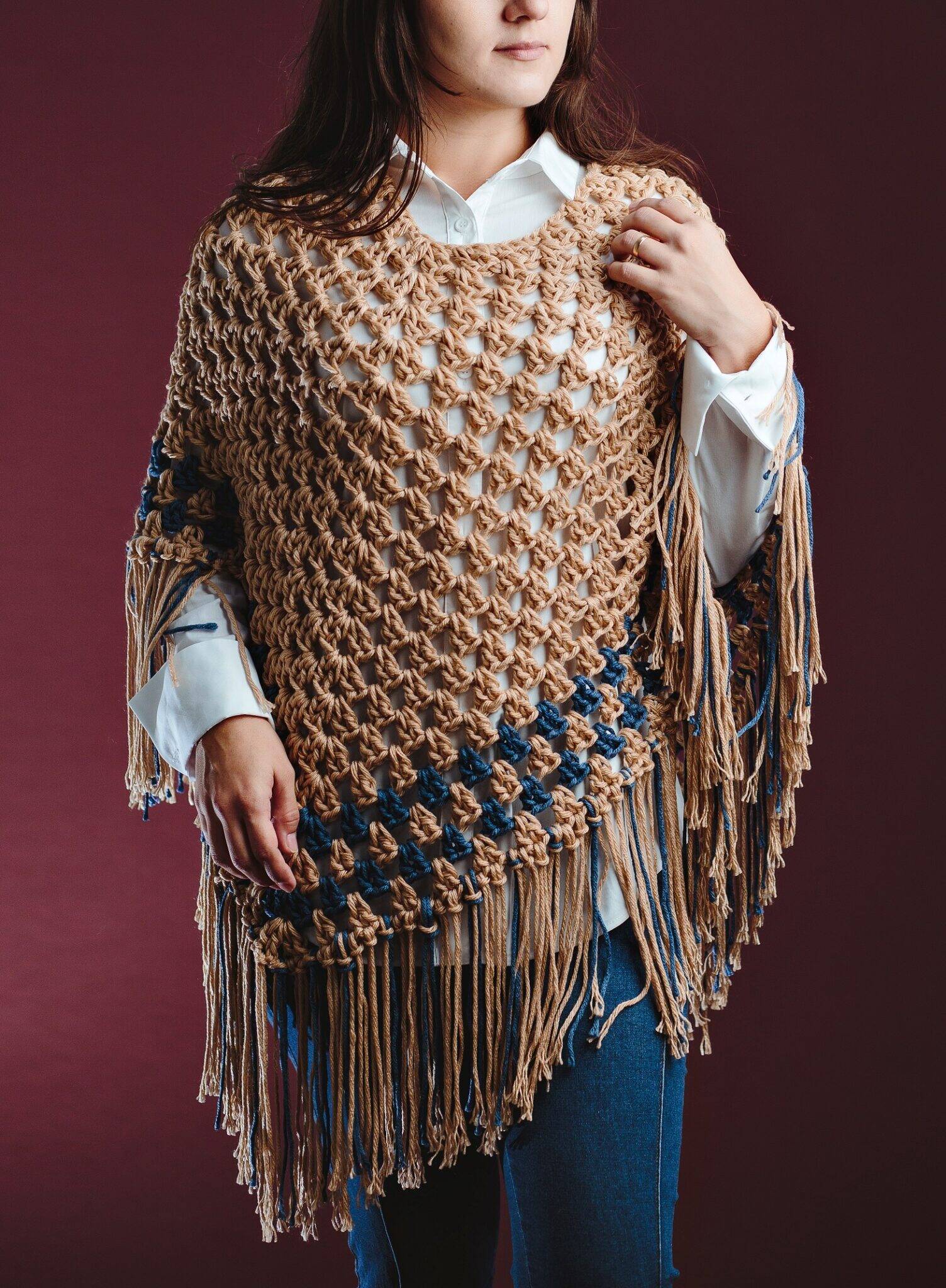 Ponchos de crochê modernos e encantadores para diferentes estilos